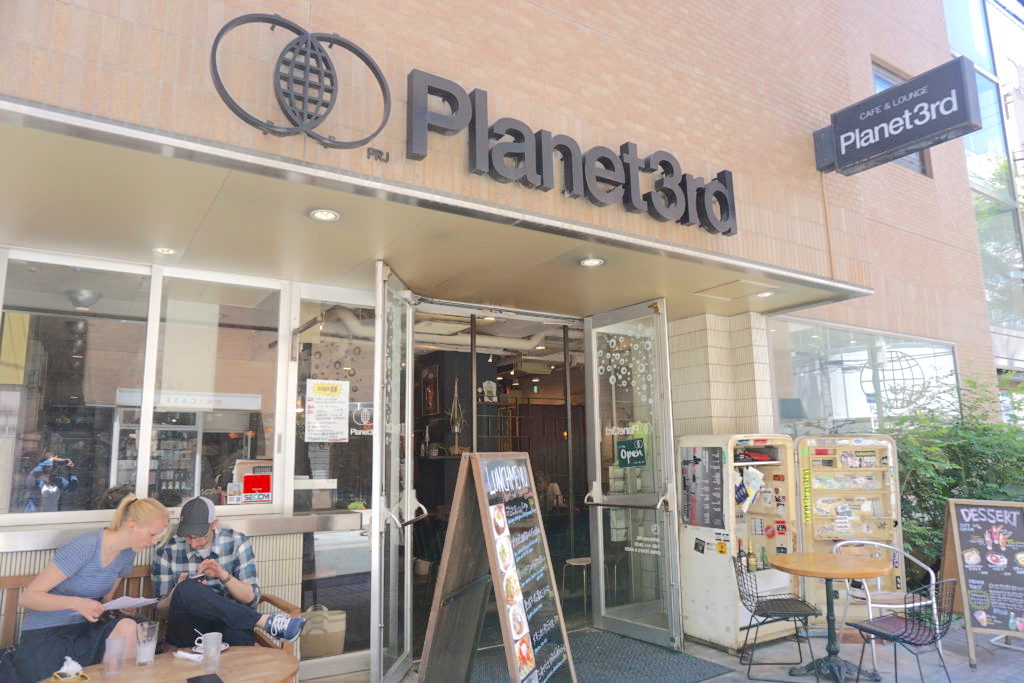 電源コンセント＆Wi-Fi完備！心斎橋でノマド作業をするならここのカフェ【Planet3rd】 | TABI CAFE