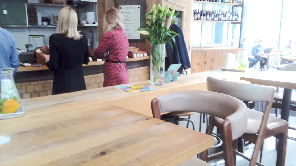 ビジネスマンも多く利用する落ち着いたオシャレカフェ【Notes Moorgate】 | TABI CAFE