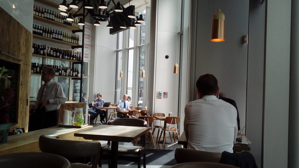 ビジネスマンも多く利用する落ち着いたオシャレカフェ【Notes Moorgate】 | TABI CAFE